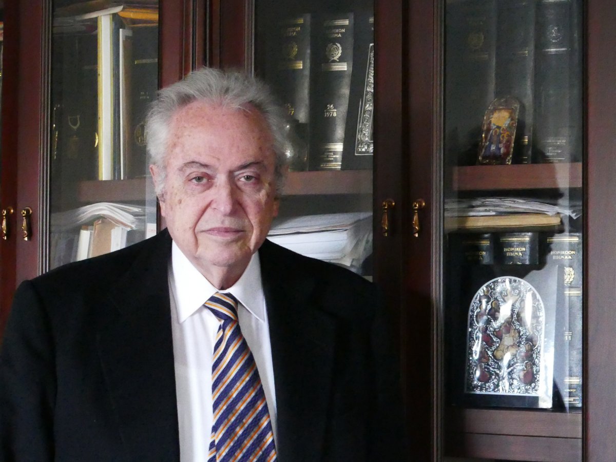 Aθανάσιος Αλμπάνης: Έγραψε ιστορία ως συμβολαιογράφος - ΠΡΟΣΩΠΑ